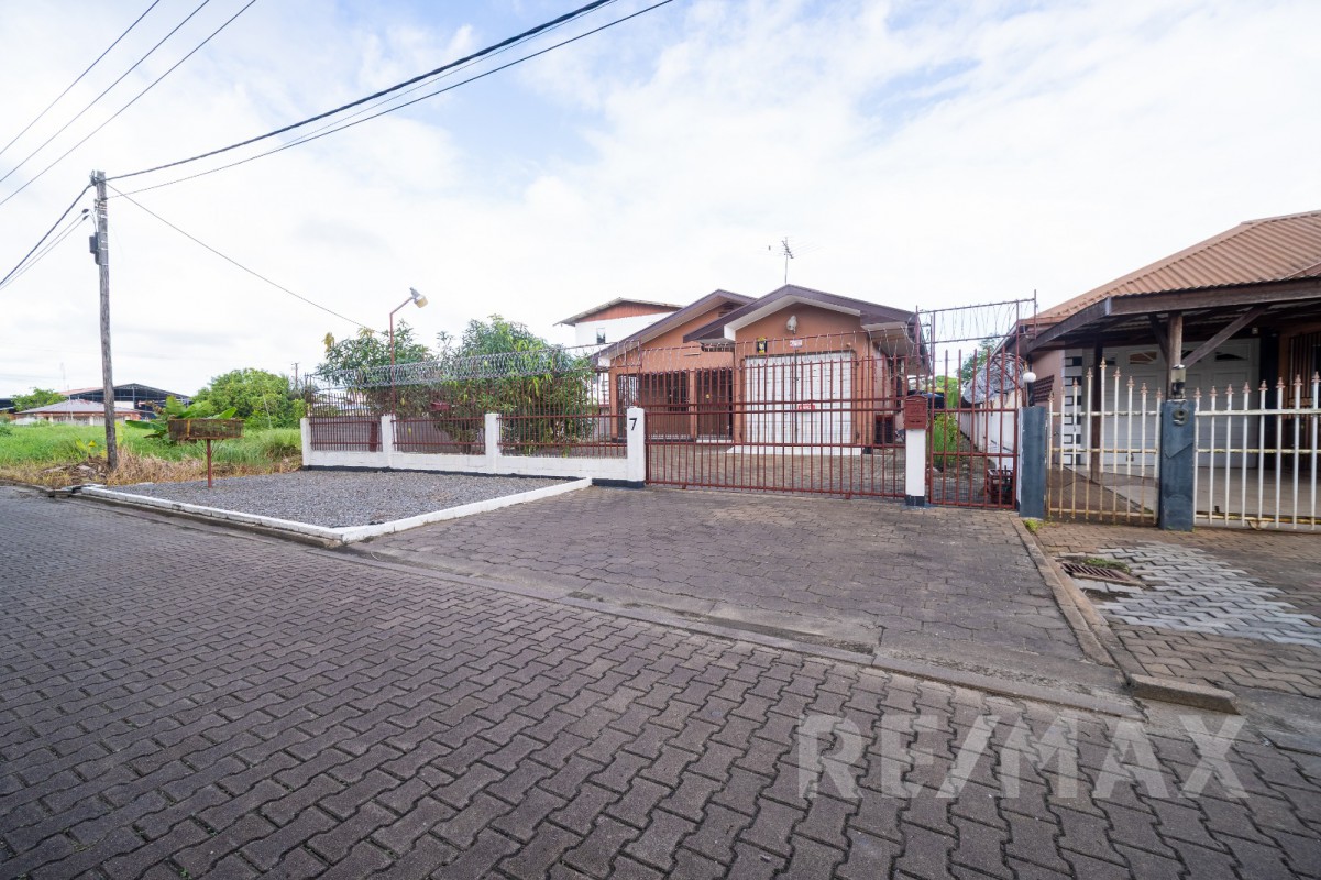 Mathilda H. Malmbergweg #7 | RE/MAX Suriname - De beste keus voor uw ...